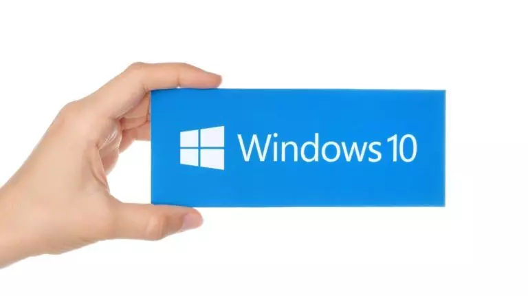 Windows 10 కార్డ్ చేతిలో పట్టుకొని ఉంది