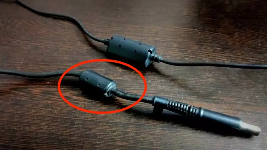 ¿Qué es ese cilindro pequeño en el cargador de mi computadora portátil o en el cable de la computadora?