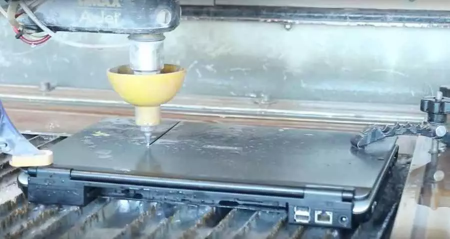 bærbar computer skåret af vandstråle