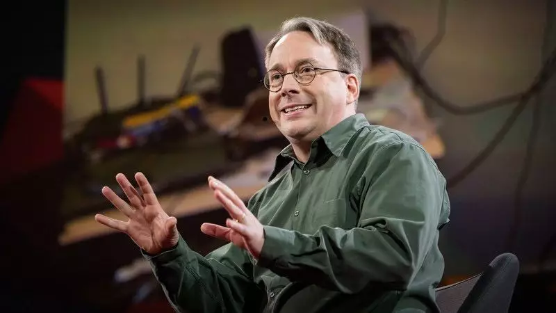 Linus Torvalds Diskutas Sian Revenon al Linukso-Evoluo