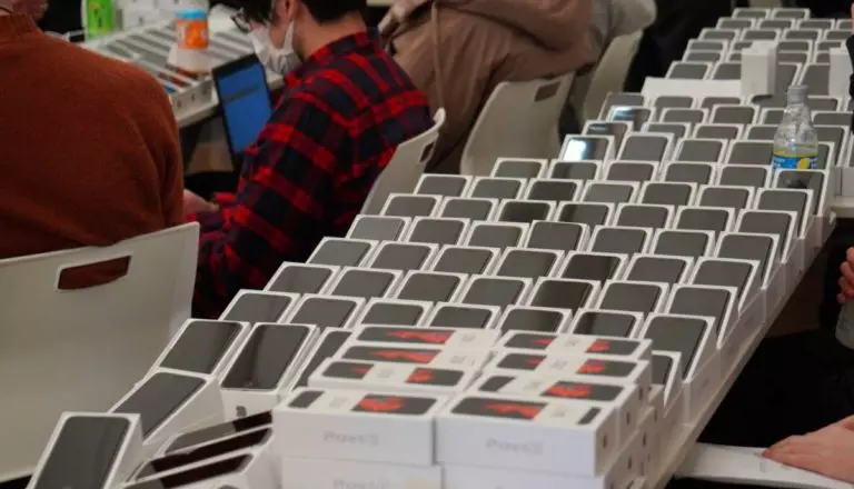 Япония коронавируска байланыштуу карантинге алынган жүргүнчүлөргө iPhone телефондорун таратат