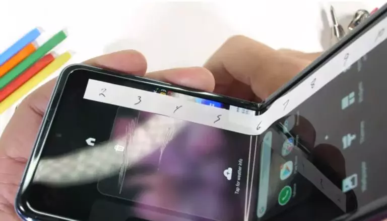 Samsung Galaxy Z Flip stikla problēma