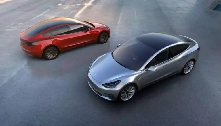 Tesla se elektriese voertuig mededingers is ver agter, Tesla Autopilot, selfbestuur