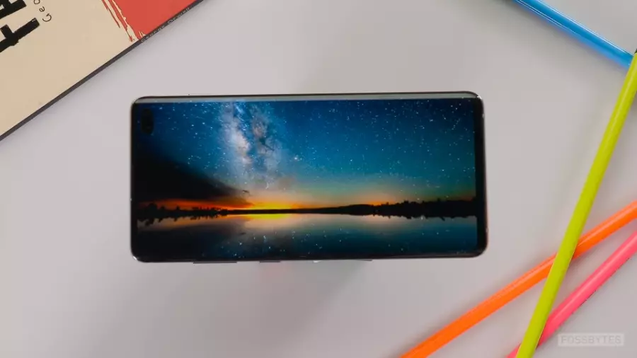 Samsung Galaxy S10 Plus Infinity-O Display1