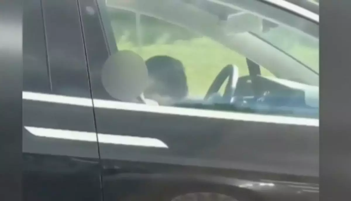 Le conducteur de Tesla s'endort pendant le pilotage automatique [Regardez la vidéo ici]