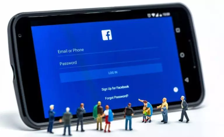Facebook chiedendo password utente