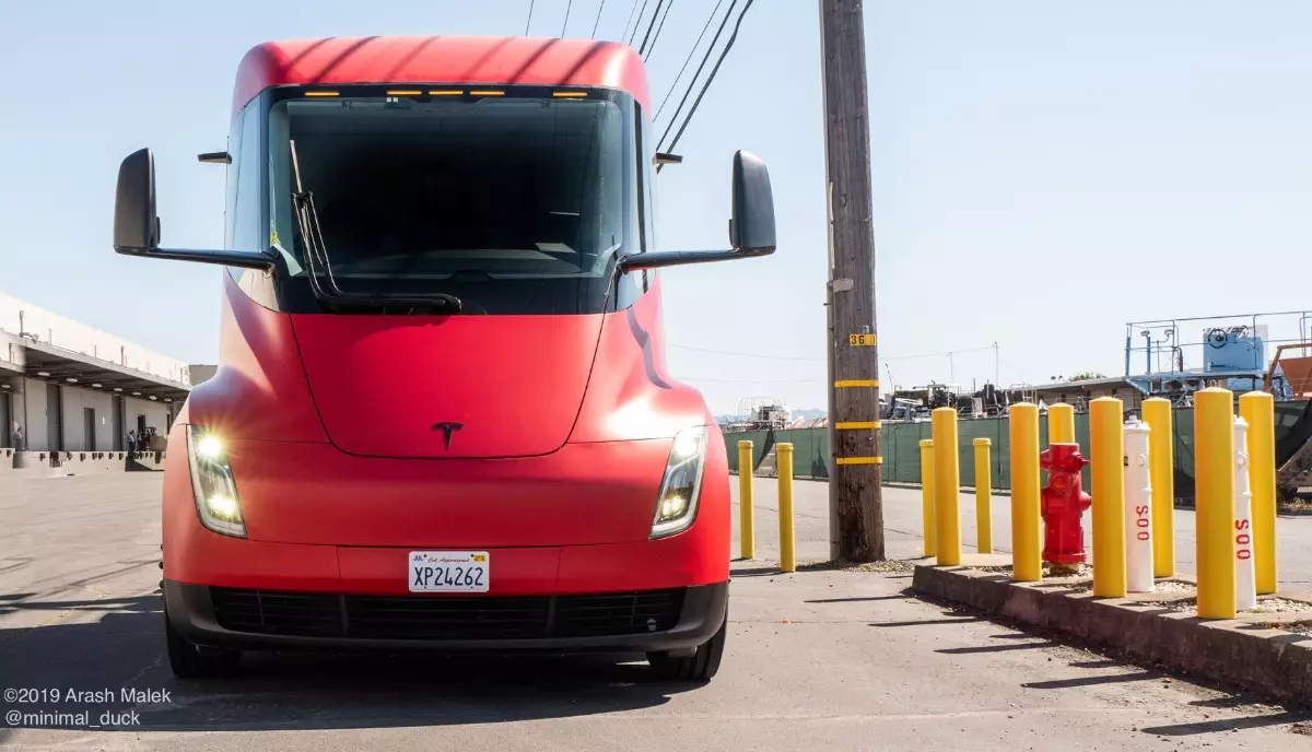 Lori Semi Elektrik Tesla Akan Menjadi Ujian Terbesar Untuk Autopilot