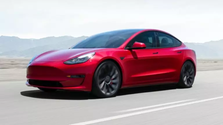 Příjezd Tesla Model 3 do Indie