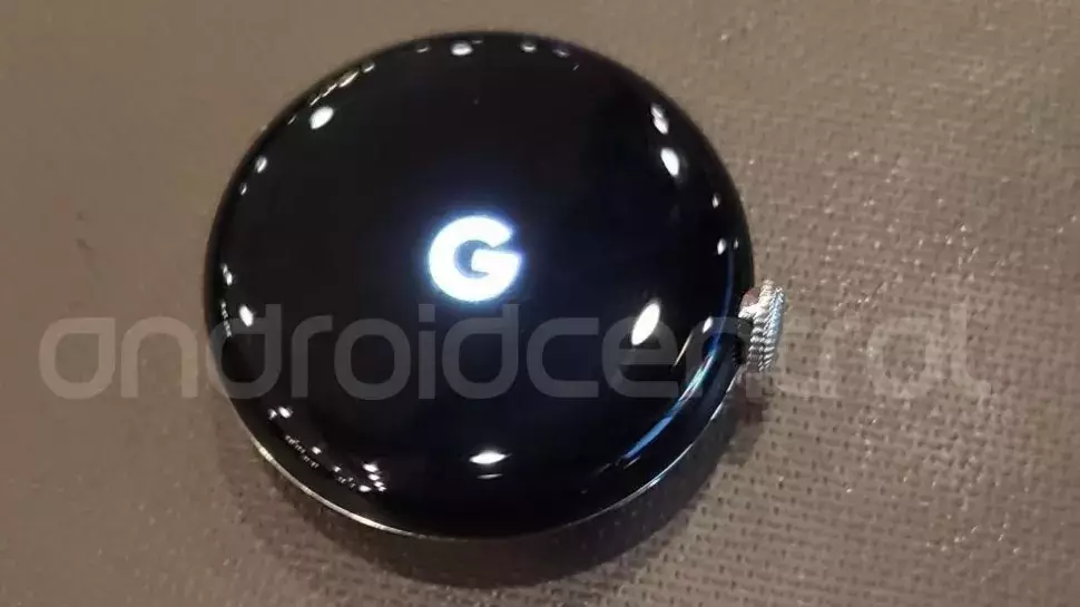 Google логотипі жүктелуде Pixel Watch