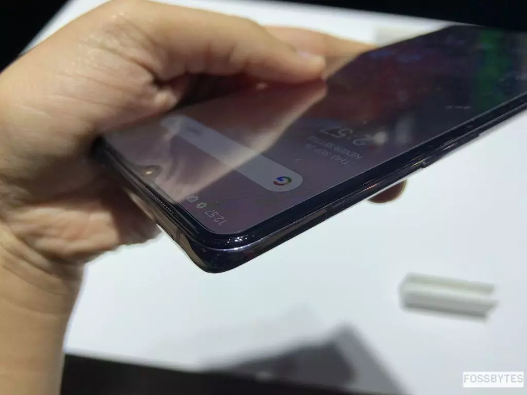 OnePlus 7T na ľavej strane