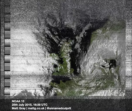 NOAA 15 põhjasuunaline 90E, 25. juuli 2015 16:39:04 GMT sagedusel 137,62 MHz, MSA täiustus, tavaline projektsioon, kanal A: 2 (infrapuna lähedal), kanal B: 4 (termiline infrapuna)