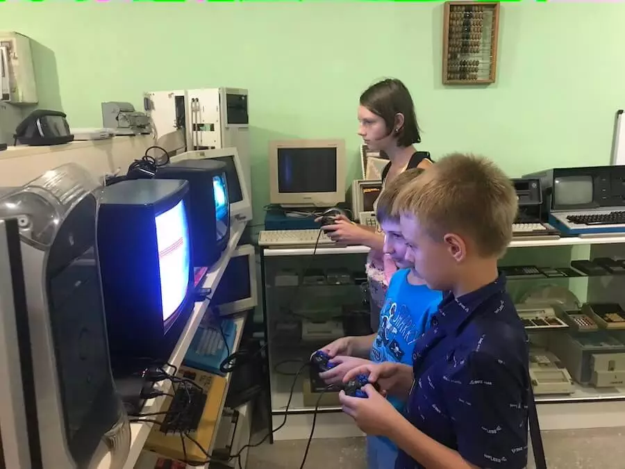 bērni klubā 8 bitu mariupoles datoru muzejs