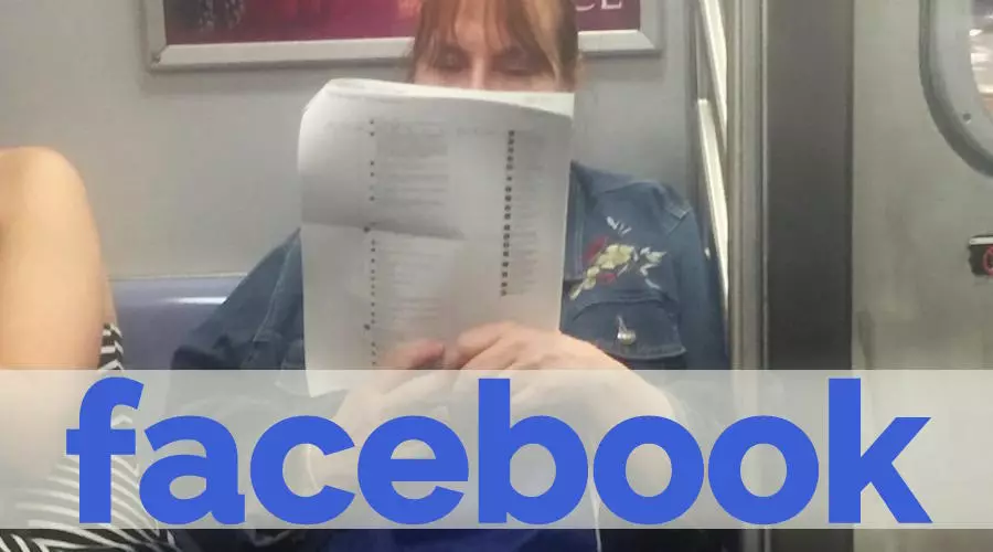 Deze vrouw gaat ouderwets en laat zien hoe je Facebook gebruikt zonder internet