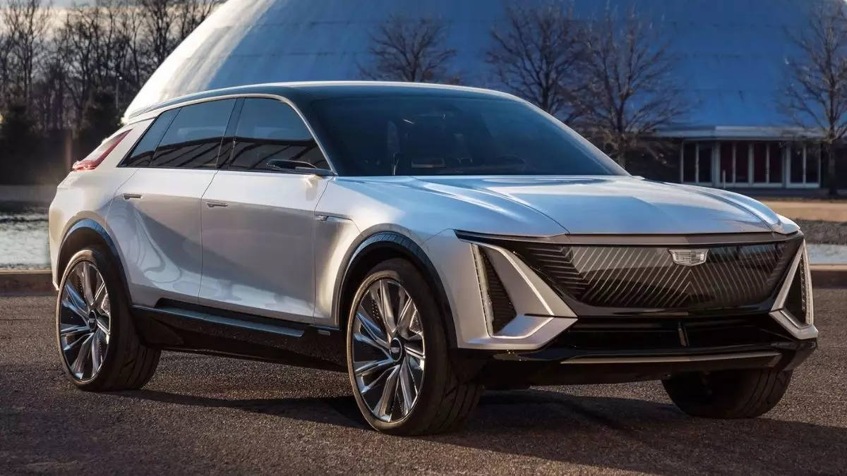 Cadillac Lyriq kohdistaa Tesla Model Y, Polestar 2 -malliin 60 000 dollarin hintalappulla ja 300 mailia
