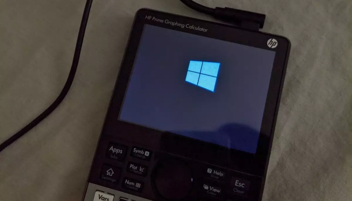 Этому хакеру удалось запустить Windows 10 IoT Core на калькуляторе