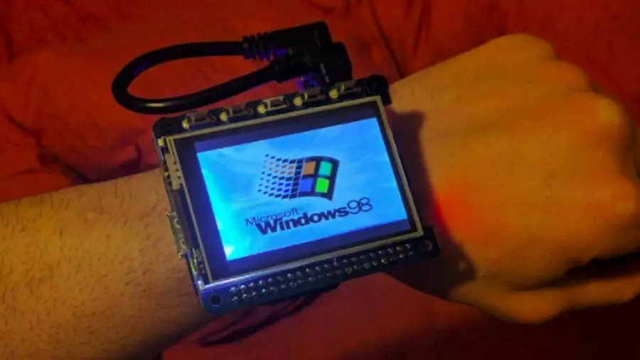 ໃນປັດຈຸບັນທ່ານສາມາດດໍາເນີນການ Windows 98 ໃນຂໍ້ມືຂອງທ່ານໂດຍໃຊ້ Raspberry Pi