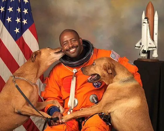 NASA-astronauts-Līlends-D-Melvins-ar-viņiem-suņiem-Džeiks-un-Skauts-īkšķis-560x448