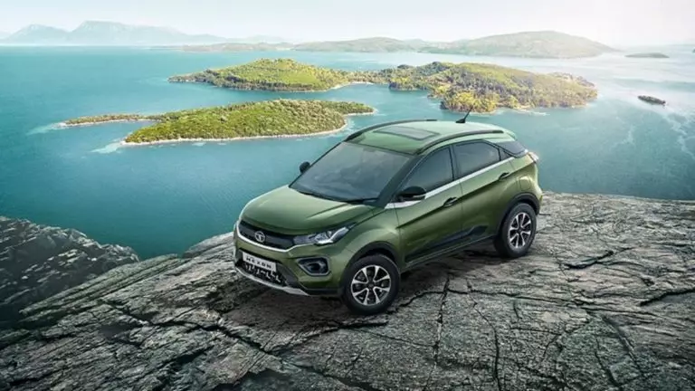 SUV compacte Tata Nexon amb sostre solar elèctric