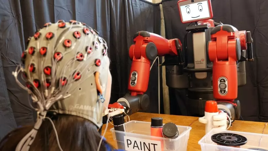 MIT Donas Homojn "La Poton Por Mens Kontroli Robotojn" Kaj Instruas Al Ili Kio estas Ĝusta