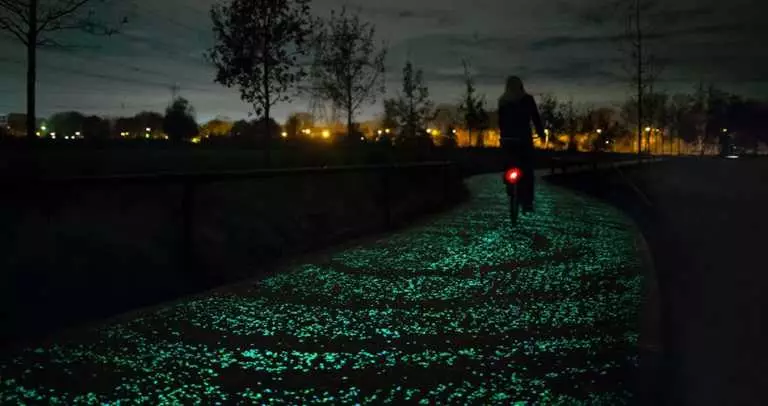 Soldriven-Glöd-i-mörkret-Cykelväg-av-Studio-Roosegaarde-Inspirerad-av-Van Gogh