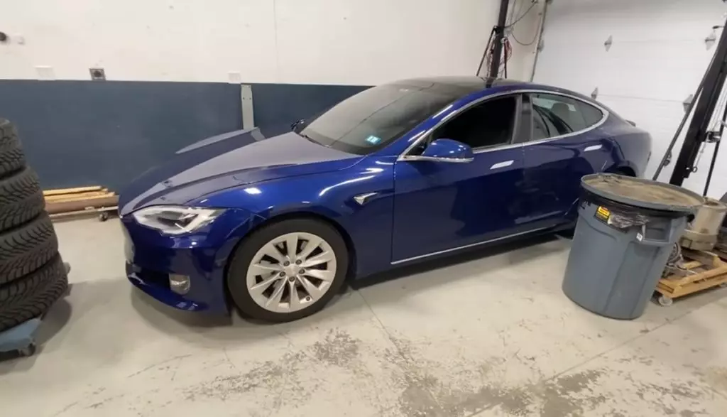 Tesla Model S vecais motora maiņas akumulators