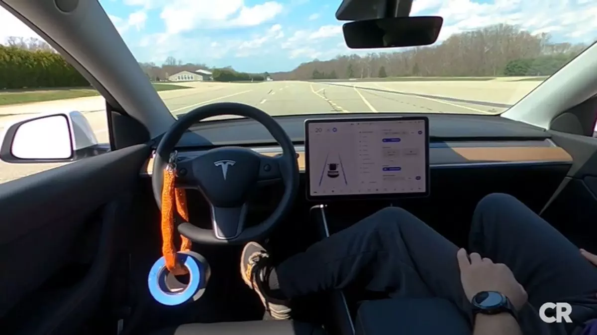 Tämä hullu temppu näyttää, kuinka Teslan autopilotti voidaan huijata
