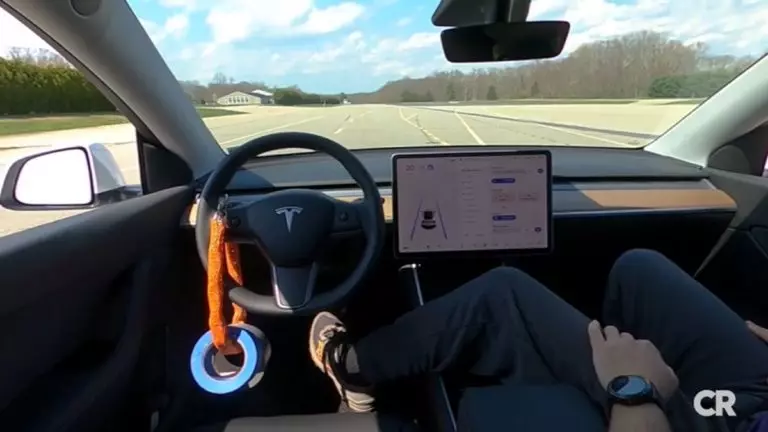 “Tesla Autopilot” -da sürüjisi ýok