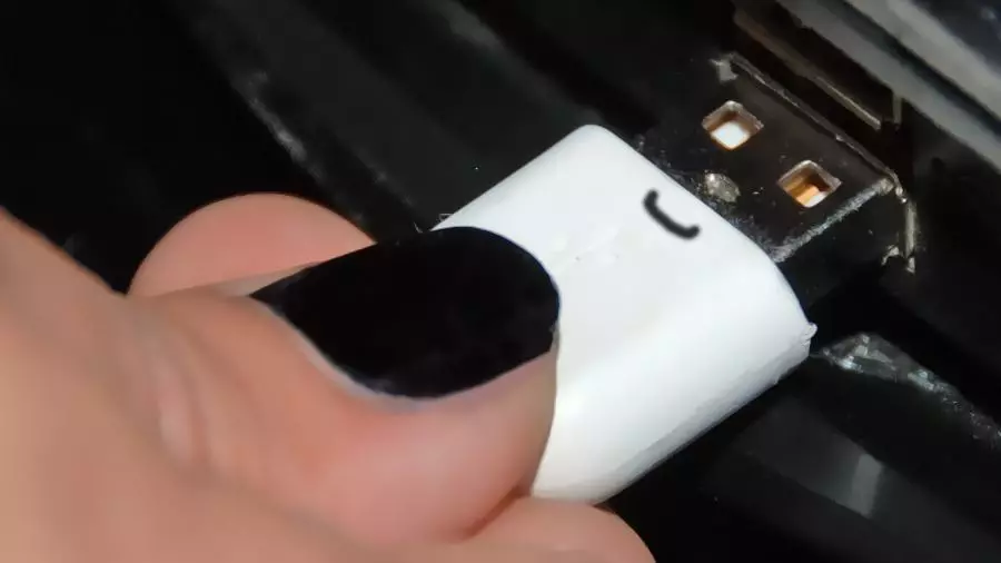 USB kanary: Bu açyk çeşme guraly, bir haker USB enjamyny birikdirse, SMS iberýär