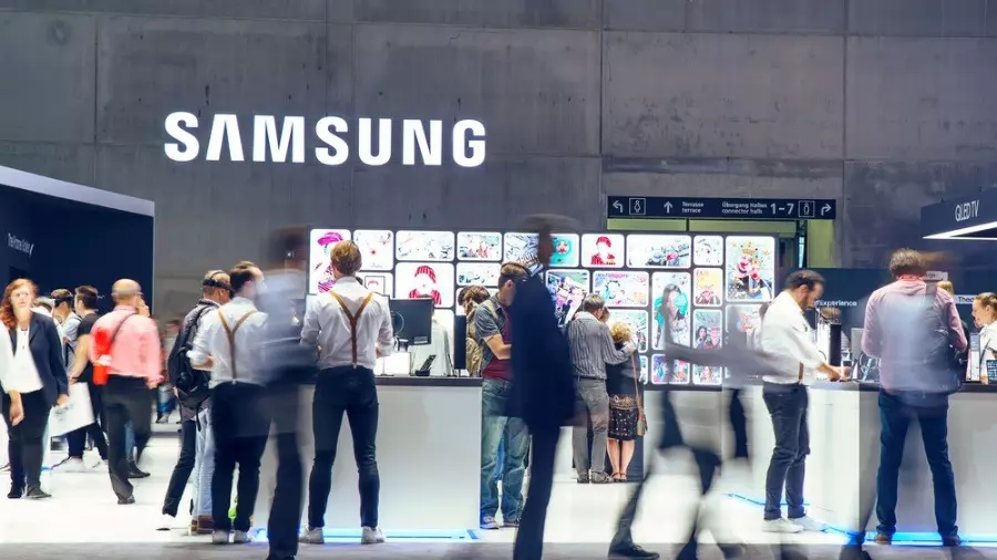 Samsung's Patent tshiab qhia txog Foldable Gaming Smartphone