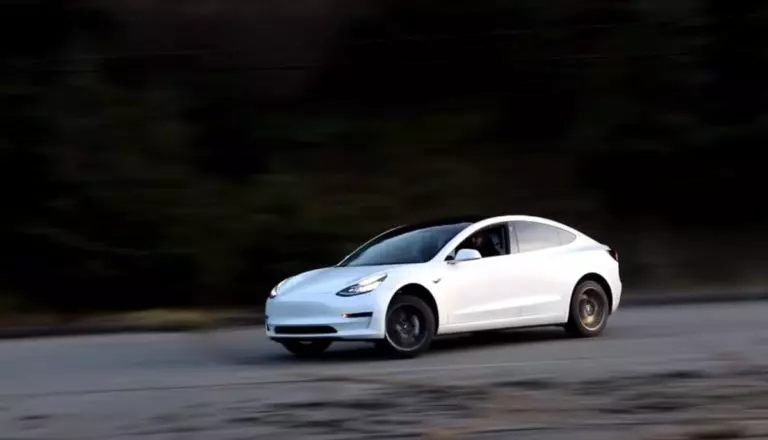Усилване на ускорението на Tesla Model 3