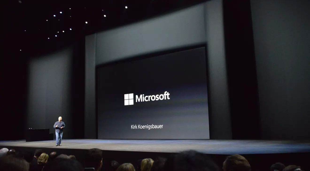 Kāpēc Microsoft parādījās uz Apple iPhone pasākuma skatuves